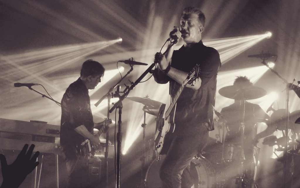 Así está el tour que traería a QOTSA a Chile – Cancha General