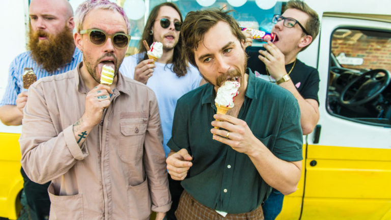 IDLES adelanta su nuevo LP con «A HYMN» – Cancha General
