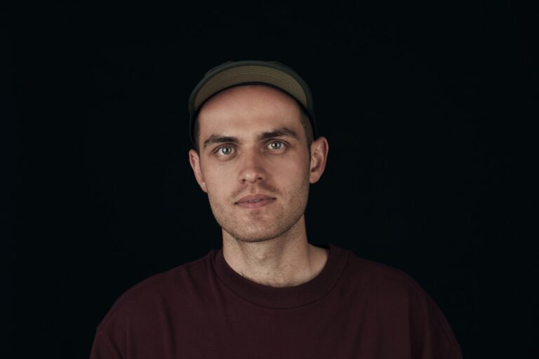 Jordan Rakei en modo reflexivo: escucha «Clouds» – Cancha General